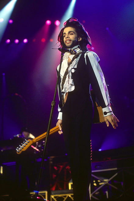 Relembre os looks de Prince que marcaram época - A revista da mulher