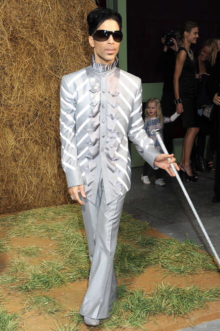 Relembre os looks de Prince que marcaram época - A revista da mulher